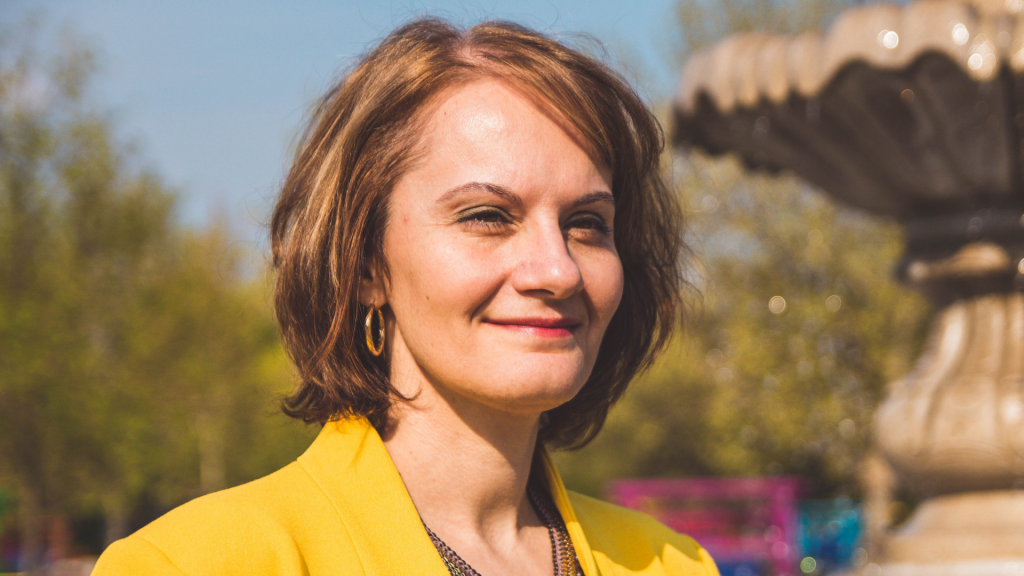 Interviu cu Ana-Maria Negrilă despre „Cele patru oglinzi ale adevărului ...